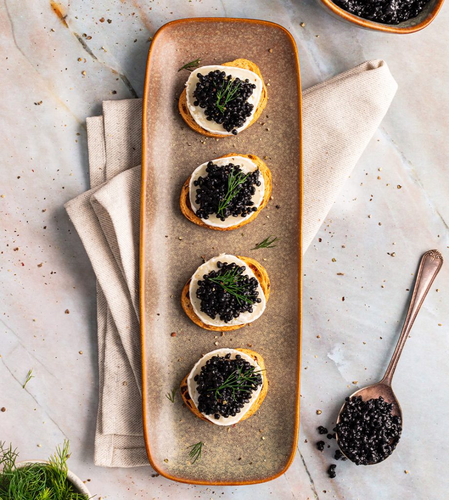 Tostas de Caviar y queso de cabra - Skandia Ahumados